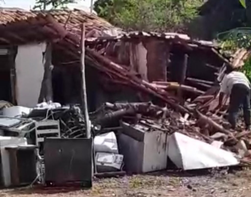 Casa desaba após idoso tentar consertar telhado em Codó - Marco Silva ...
